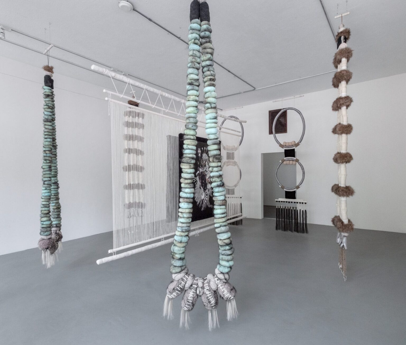 ojo|-|ólǫ́ von Eric-Paul Riege beleuchtet Diné-Webkunst im Spiegel des ...